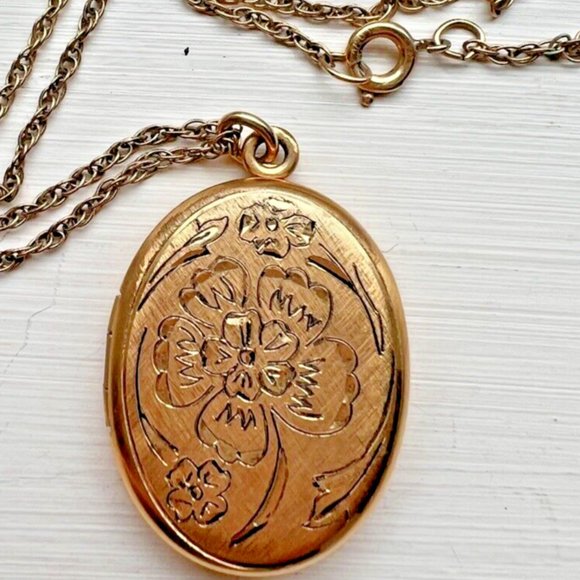 Vintage | Jewelry | Vintage Etched Lucky 4 Leaf Clover Locket Gold ...
